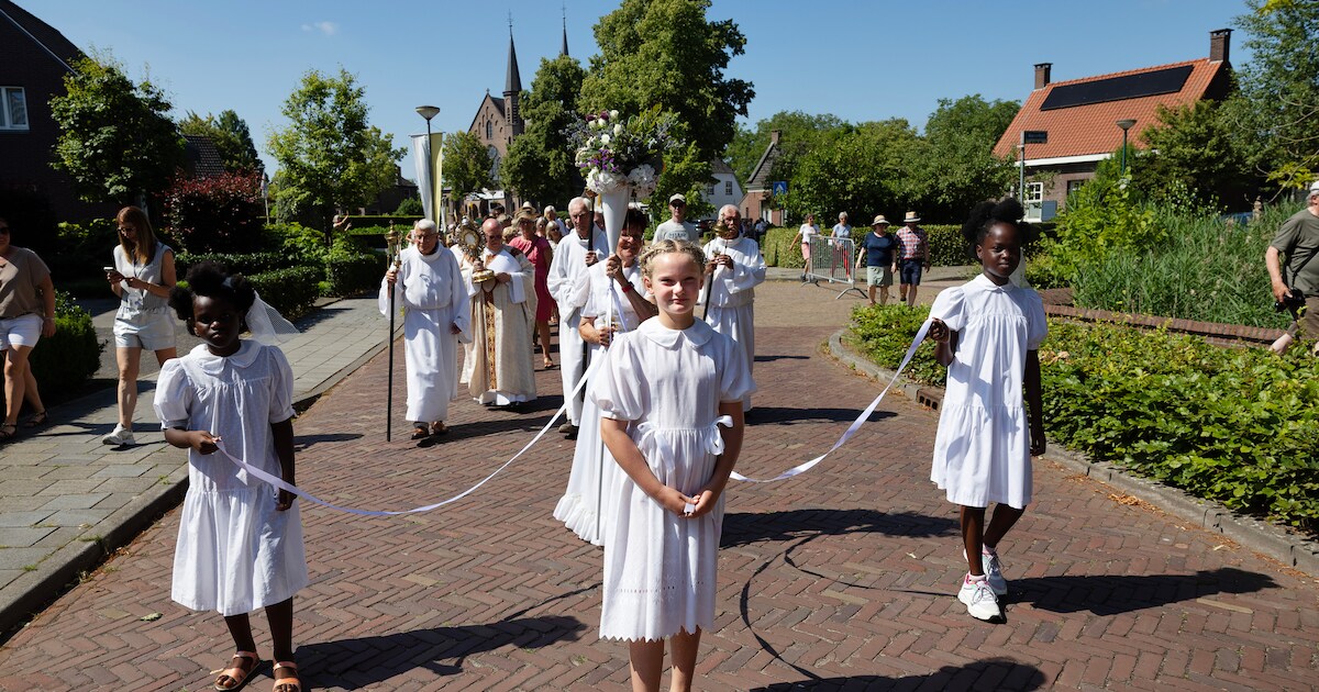 Processie in jaar dat Duizel duizend jaar bestaat: ‘Heel mooi met al ...