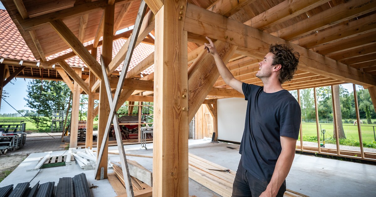 Twee enorme, duurzame schuren gebouwd via een eeuwenoude techniek ...