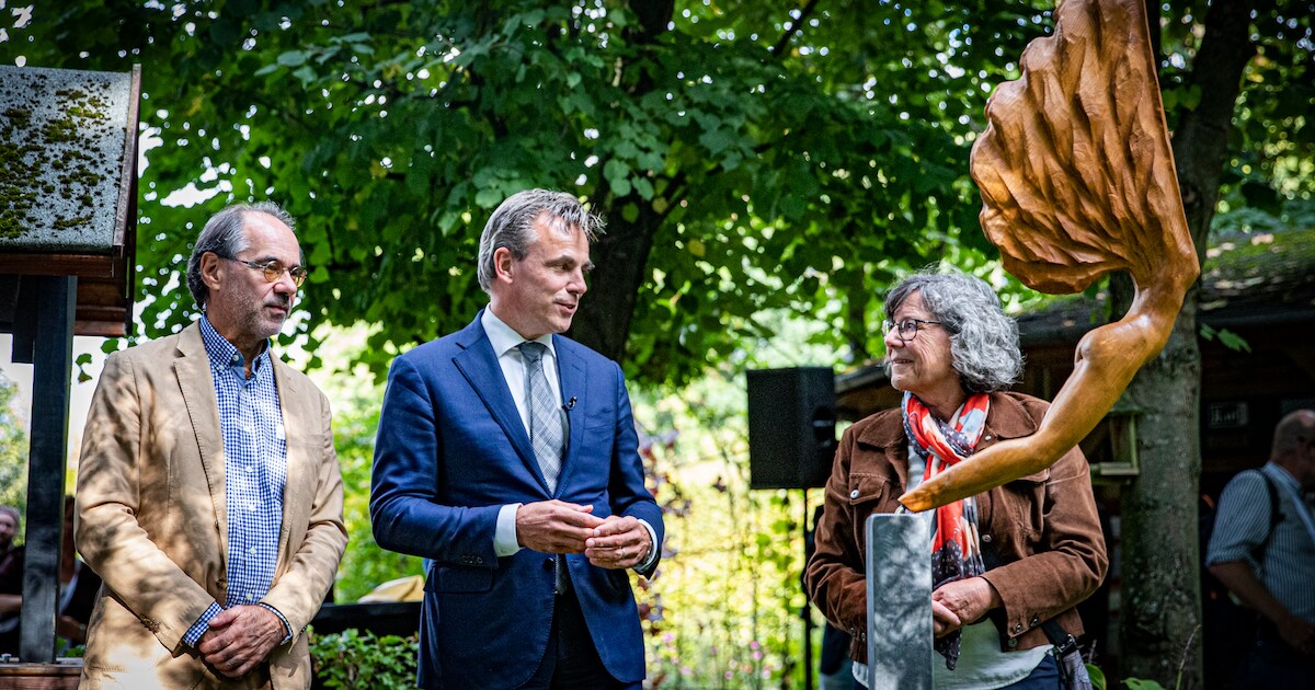 Monument onthuld voor verongelukte Yannick (21) uit Geldrop: ‘We staan ...