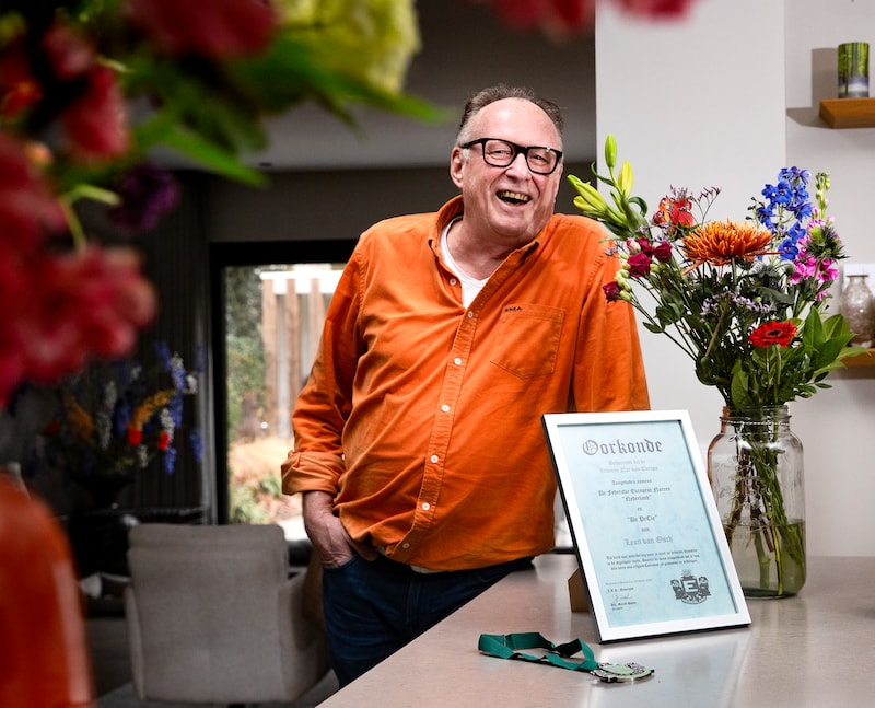 Leon dacht ‘gewoon’ naar de prinsenreceptie te gaan, tot die mannen met ...