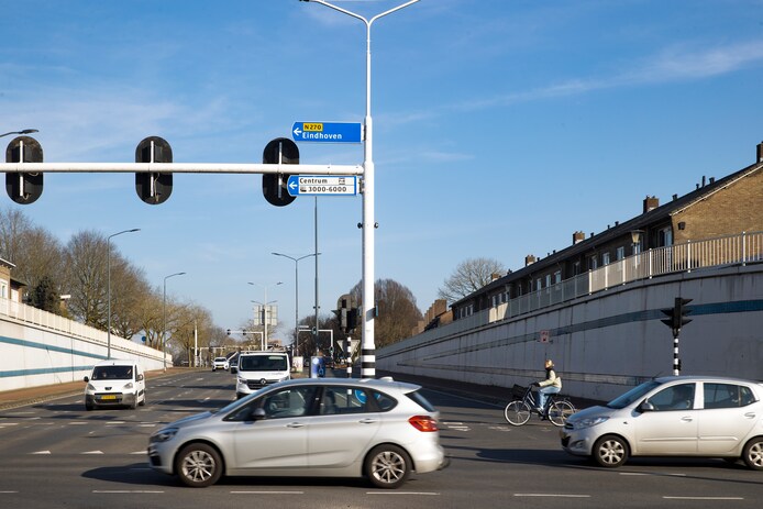 Zonder stoppen de drukke ‘badkuip’ in Helmond oversteken op de fiets; nieuwe brug bij ...