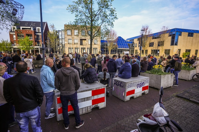 Gemeentehuis Best gebarricadeerd, demonstranten op afstand gehouden ...