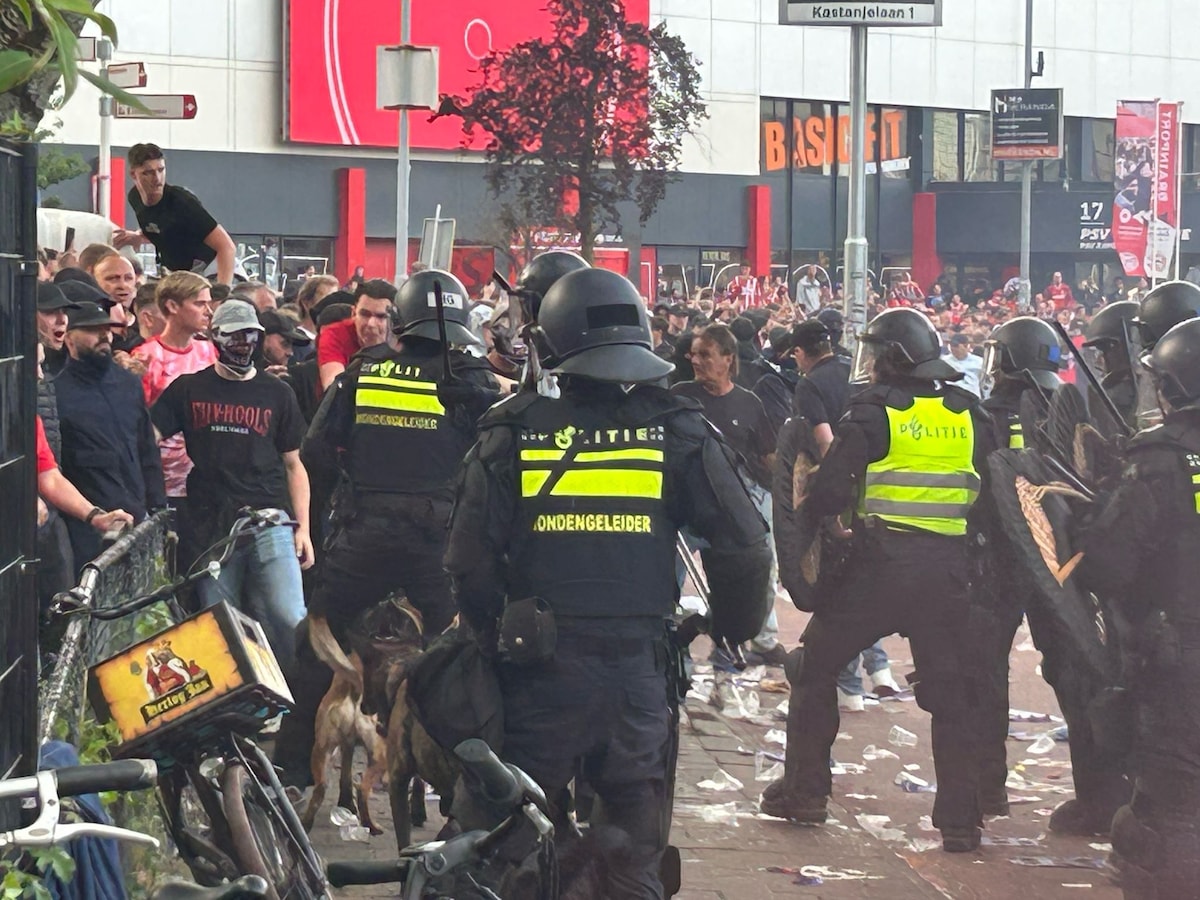 Veertien agenten gewond bij rellen PSV, twee door politiehond gebeten ...
