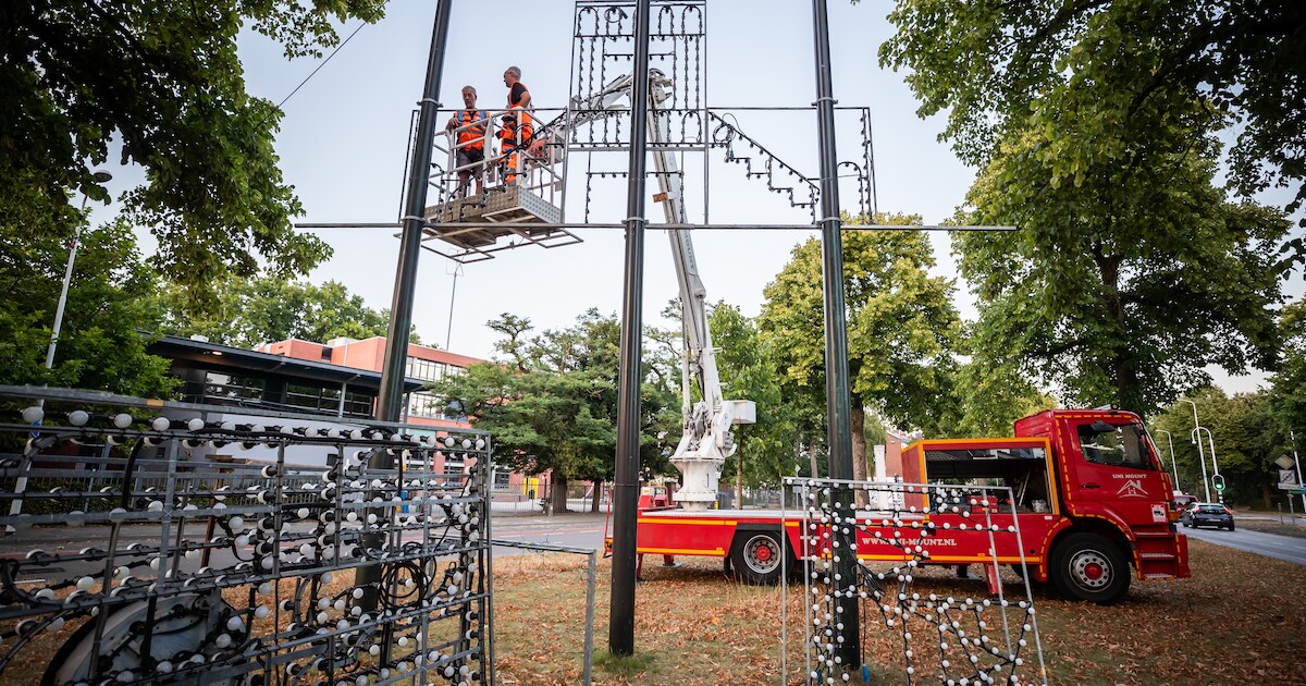 Vrijwilligers Lichtjesroute zijn blij nu ze een eigen hoogwerker hebben ...