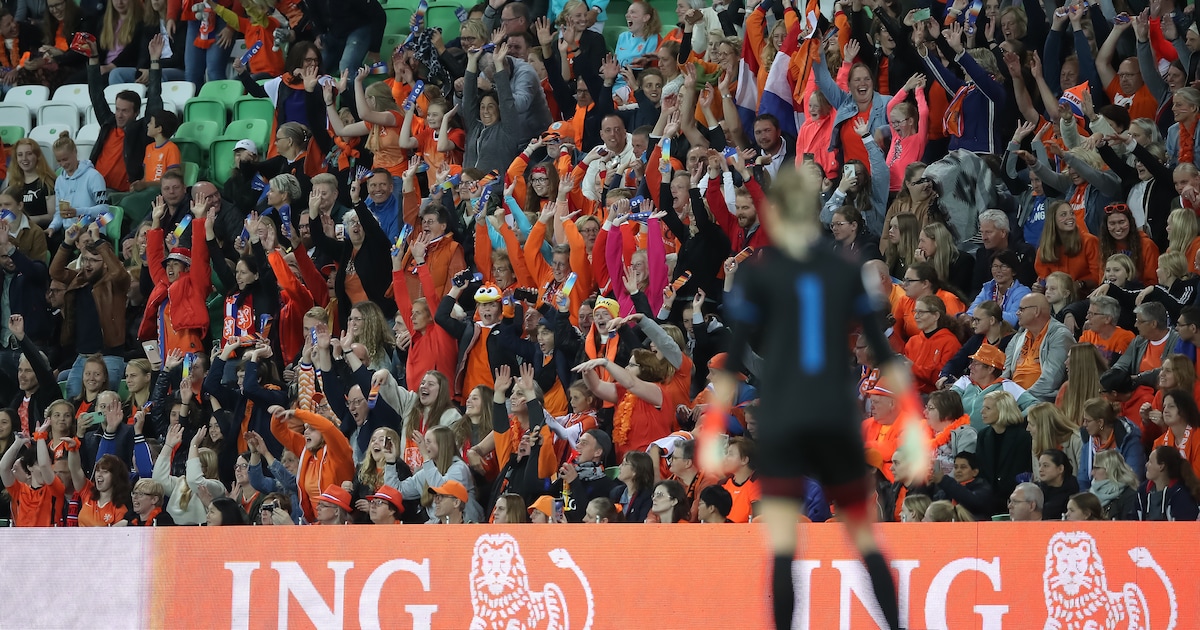 De wave is bij PSV een stille dood gestorven, het Philips Stadion golft ...