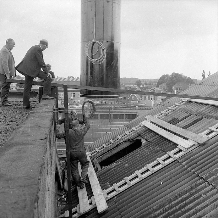 Raymakers krijgt een nieuwe schoorsteen, wie zijn die hier aan het ...