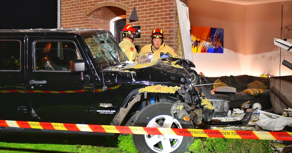 Auto rijdt woning binnen in Budel terwijl bewoners achter het huis ...