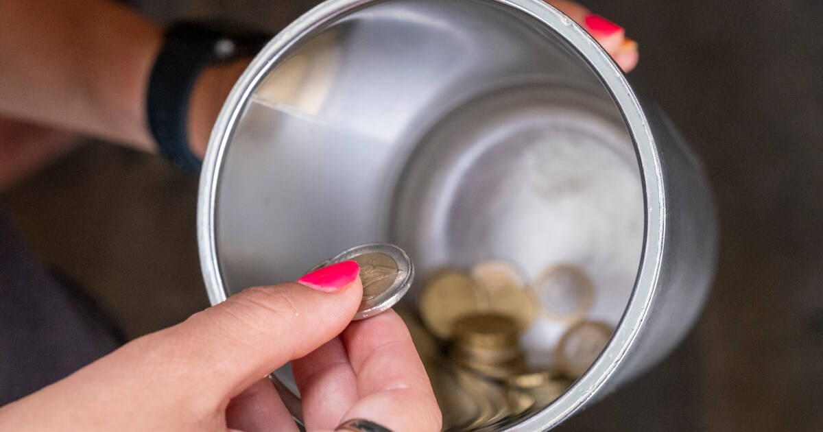 Vrouw neemt fooienpot mee uit Monkey Town Valkenswaard voor ogen van ...