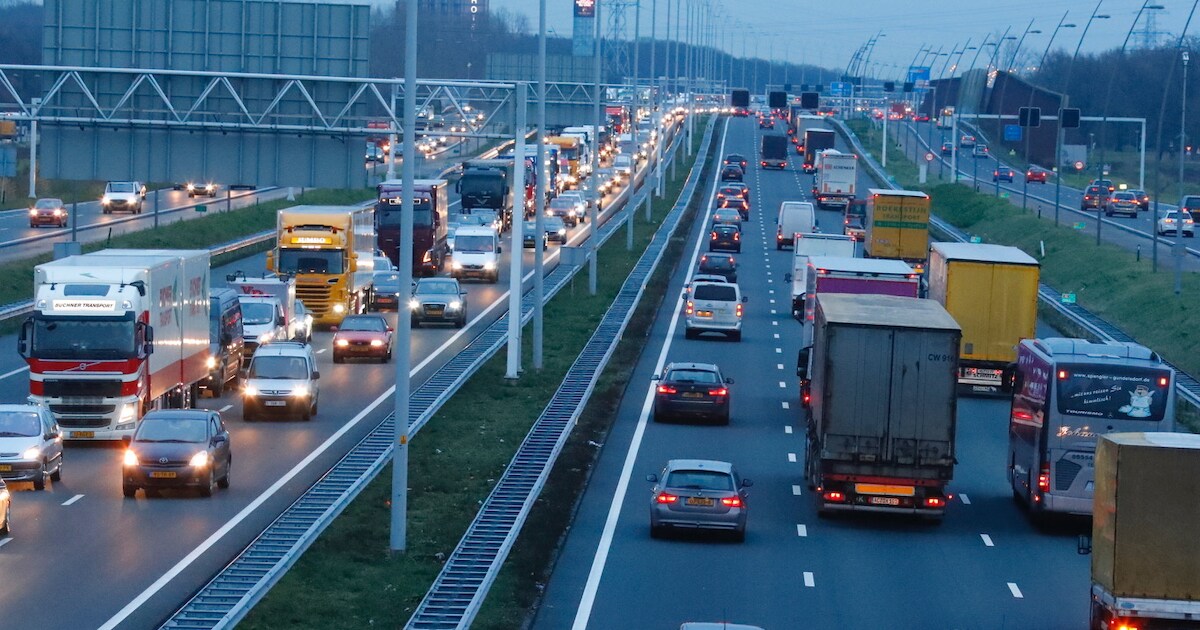 Ongeluk op A2 bij knooppunt De Hogt, vertraging voor verkeer neemt af ...