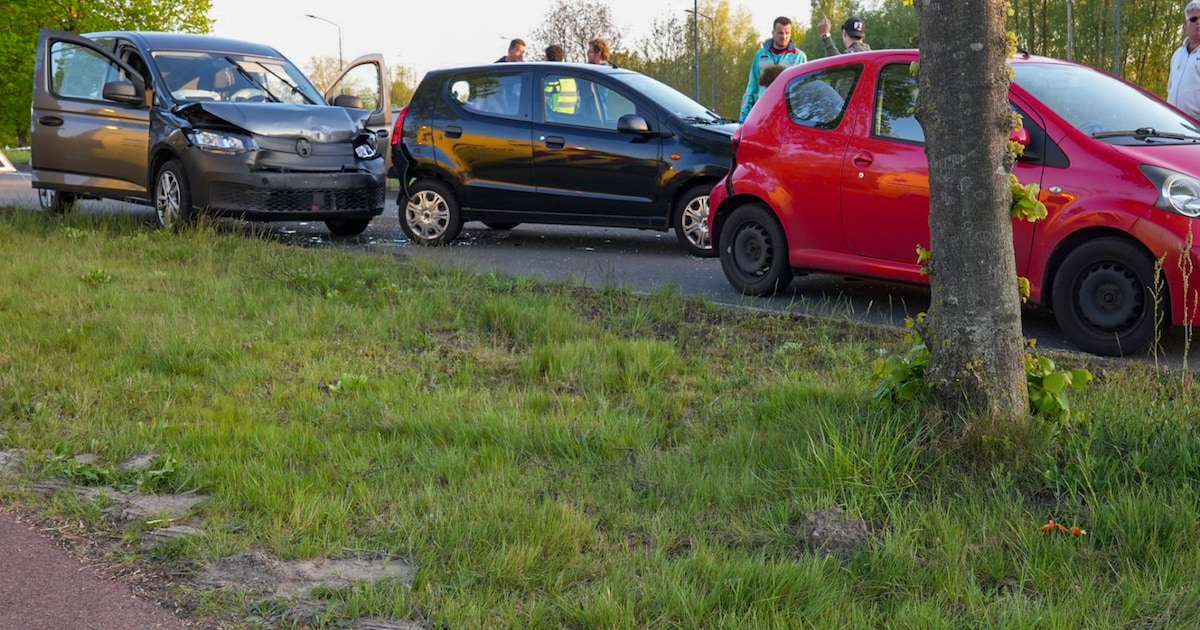 Drie auto’s klappen op elkaar in Helmond, weg vol met glasscherven ...
