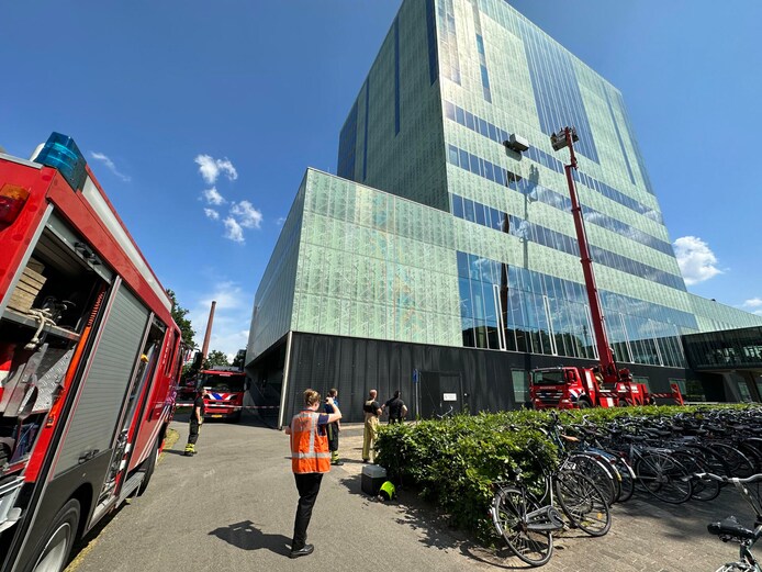 Glazenwassers zaten 1,5 uur vast op 30 meter hoogte bij de TU Eindhoven | Eindhoven | ed.nl