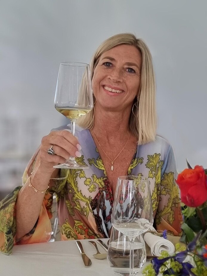 Nicole (58) vloog de hele wereld over, nu vliegt ze voor altijd mee ...