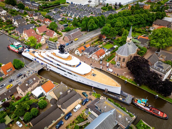 Op één na grootste megajacht ooit: schip van oud-directeur Starbucks ...