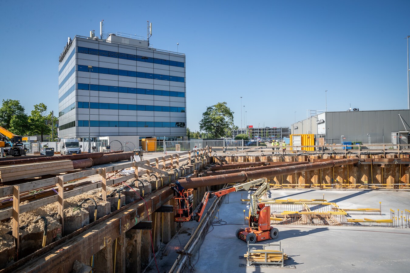 Uitbreiding van terminal en bouw bagagekelder Eindhoven Airport in ...