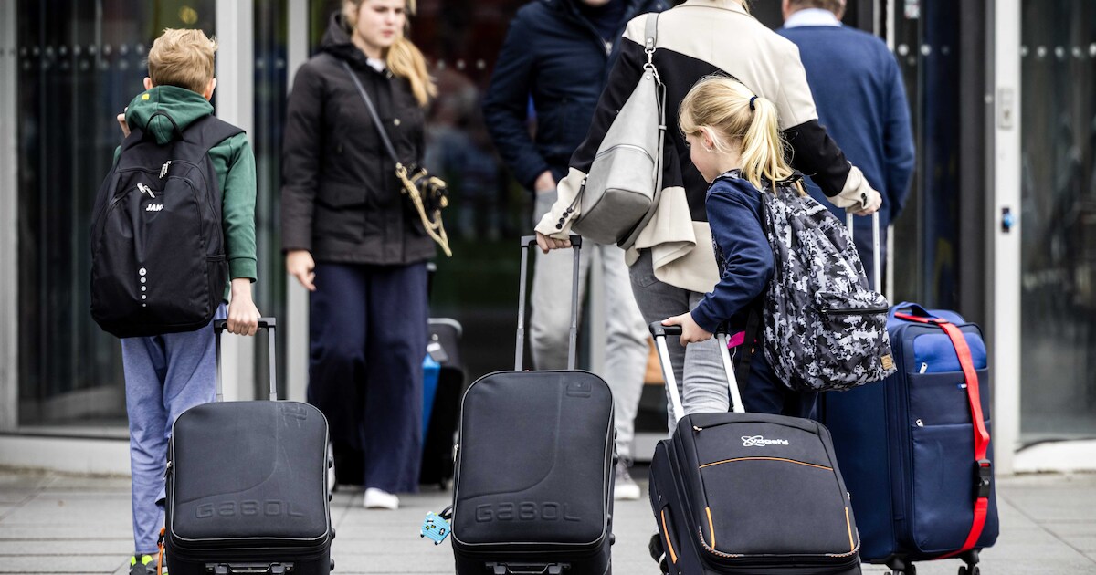 Ook Corendon-reiziger gaat betalen voor rolkoffer als handbagage | Geld ...