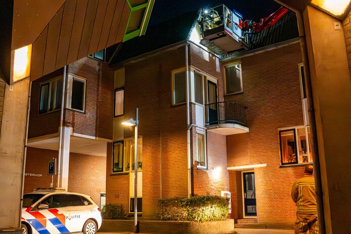 Glas dreigt op mensen te vallen in Helmond, brandweer dicht raam | 112 ...