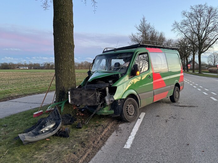 Bestelbus wijkt uit voor stilstaande auto en knalt tegen boom in Elsendorp | 112 nieuws Gemert ...