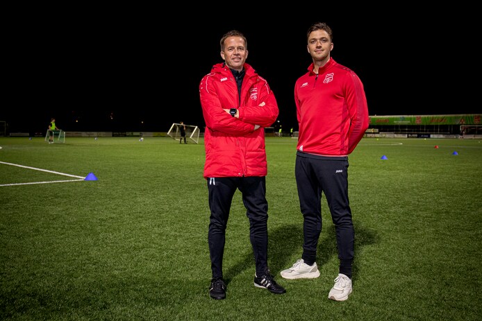 Rood Wit V. voert onder aanvoering van topschutter Jan van Hout een ...