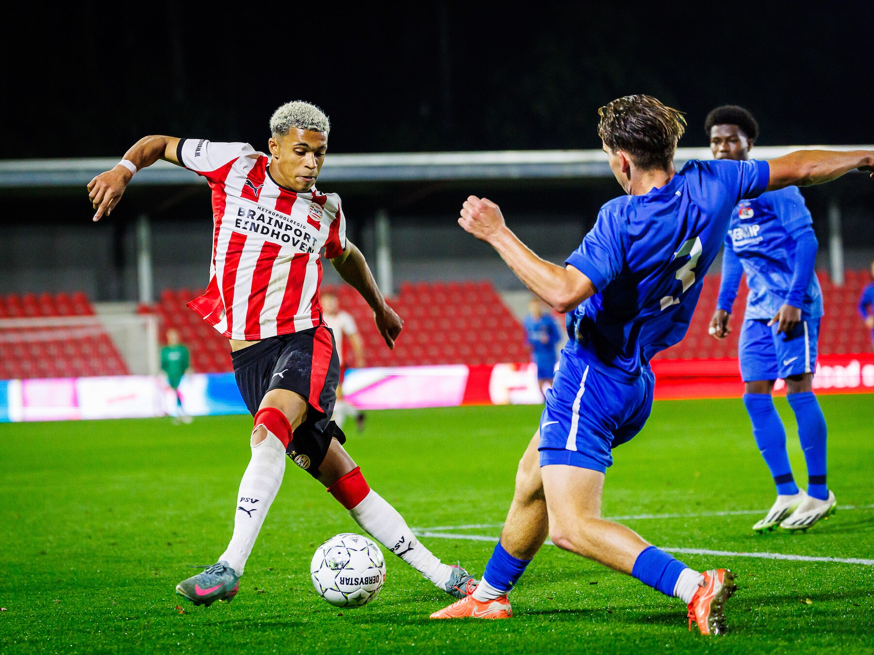 PSV haalt na spitsenprobleem de talentvolle Van Duiven - tijdelijk ...