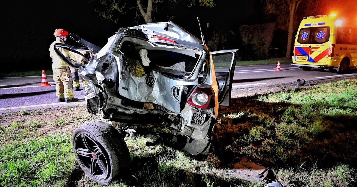 Automobilist verliest macht over het stuur en botst tollend tegen boom op N630 in Goirle, auto ...