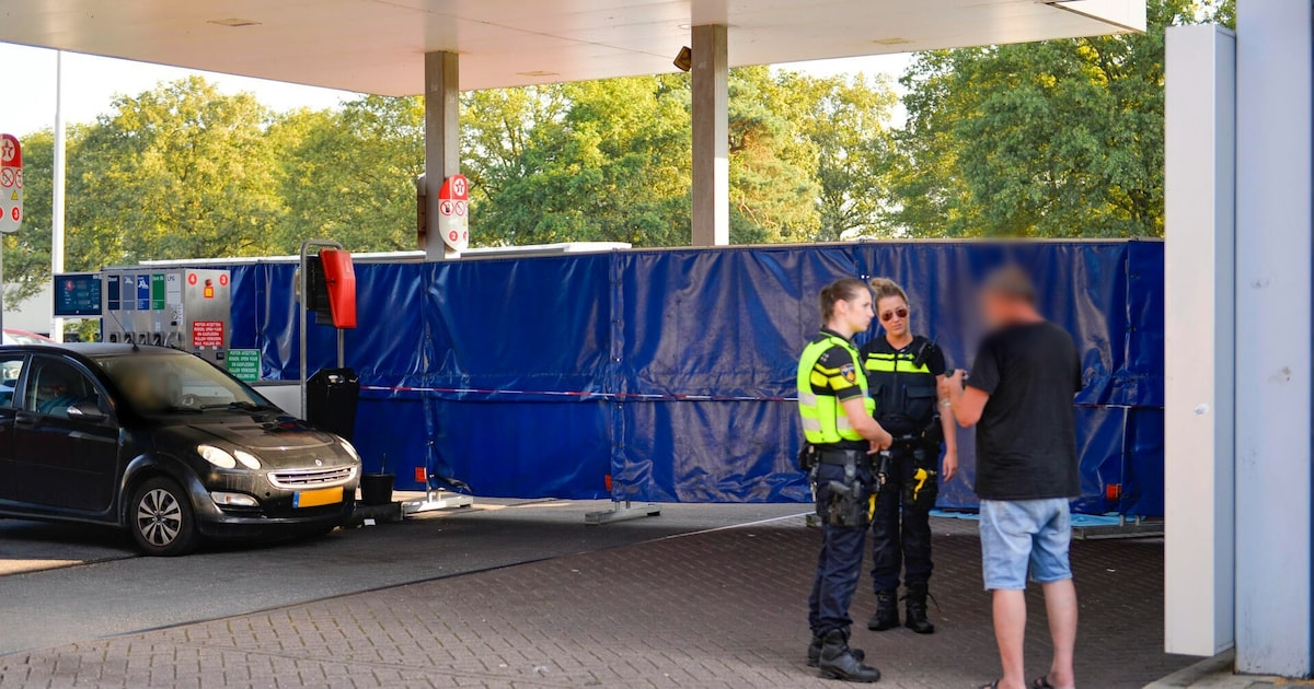 Tankstation langs A67 deels afgesloten na vondst dode man, politie doet onderzoek en sluit ...