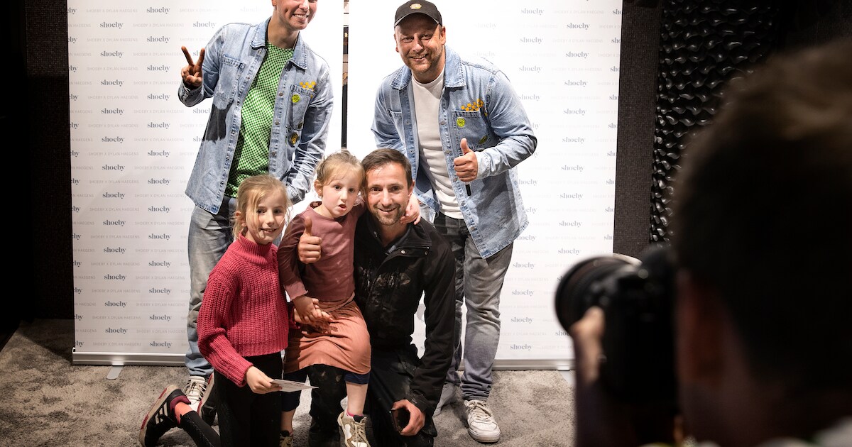 Astense jeugd loopt massaal uit voor YouTuber Dylan Haegens maar voor ...