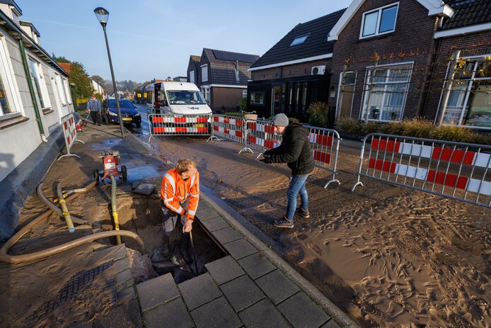 Krantenbezorger Nico (64) kukelt met fiets in sinkhole: ‘Kon me nog net ...
