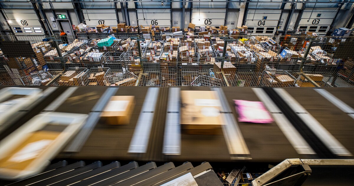 In dit sorteercentrum wordt bijna de klok rond gewerkt: 'Soms hoor je ...