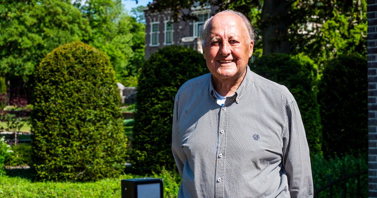 Fons van der Laan (90) loopt pelgrimstocht in de tuin | Regio | ED.nl