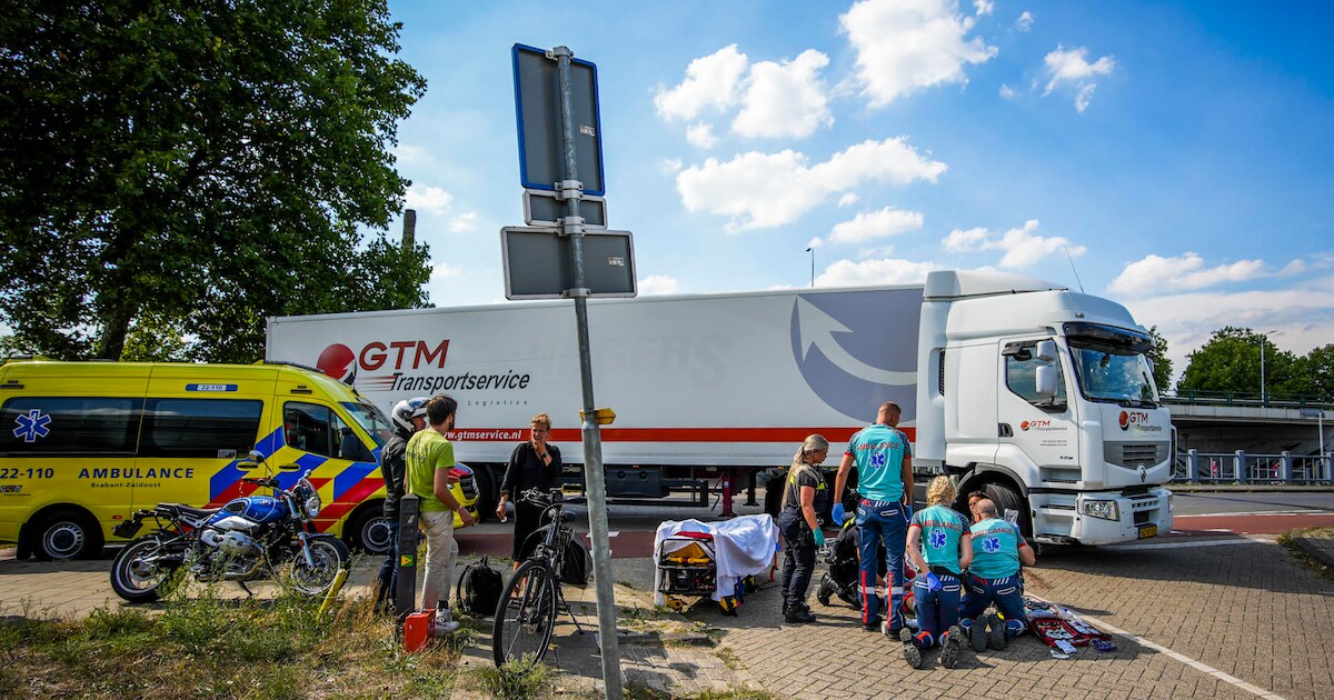 Fietsster ernstig gewond bij botsing met vrachtwagen in Eindhoven ...