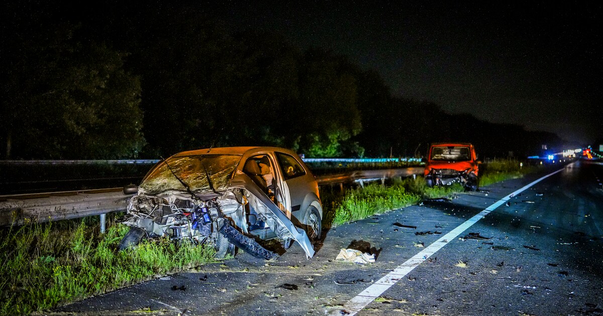 Auto en busje botsen hard tegen elkaar op A67 bij Liessel, een inzittende zwaargewond | 112 ...