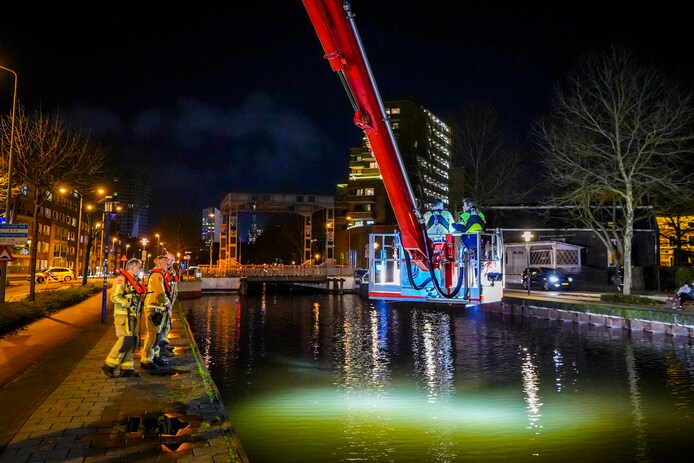Hulpdiensten doorzoeken Eindhovens kanaal na melding van ruzie en plons ...