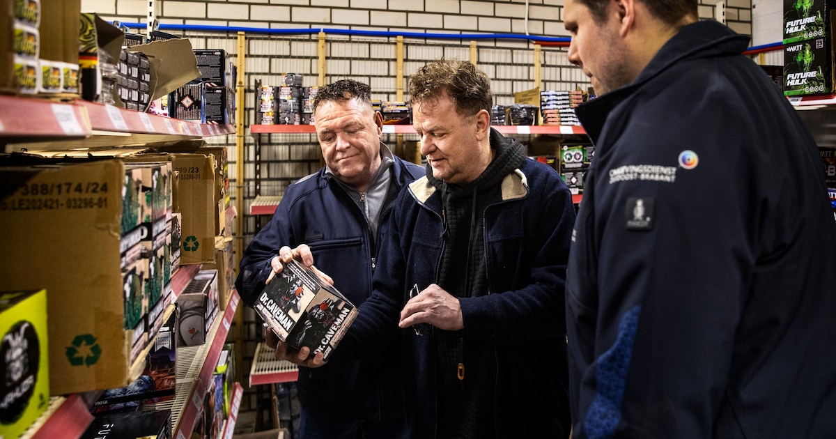 Ook winkeleigenaar Jan krijgt in Helmond bezoek van vuurwerkcontroleurs ...