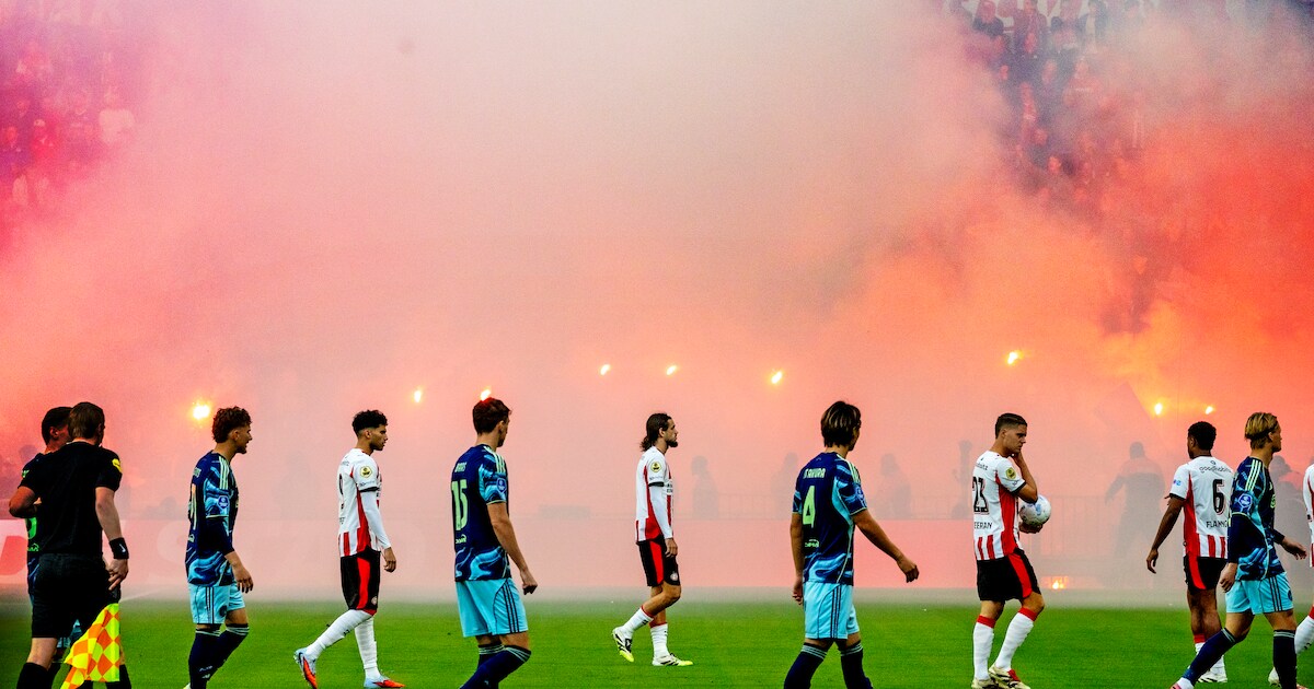 PSV-leiding compleet verrast door vuurwerk voor aftrap tegen Ajax ...