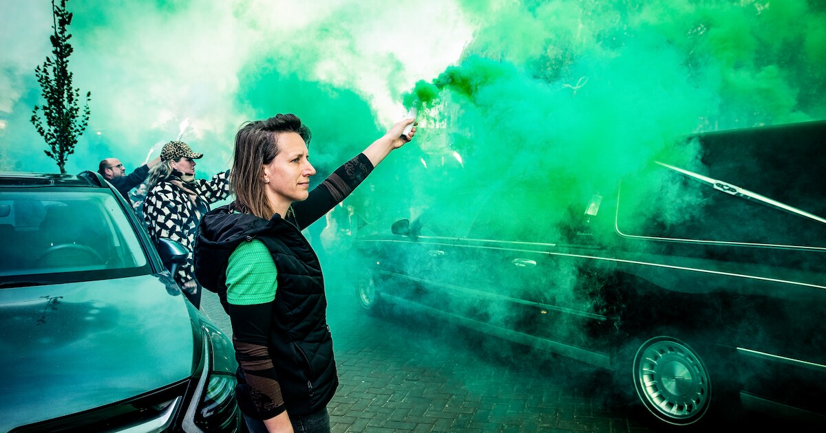 Indrukwekkende erehaag voor overleden Paul (23): hele dorp kleurt groen ...