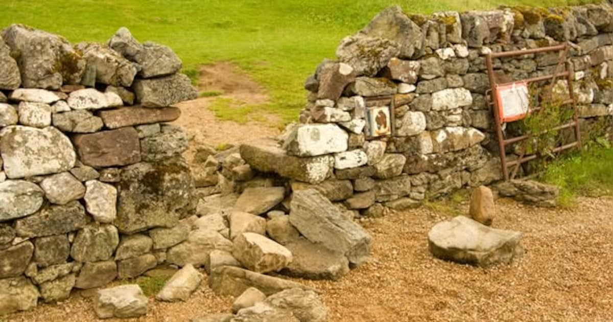 Instagramvandalen breken 500 jaar oude kasteelmuur af om betere foto’s ...