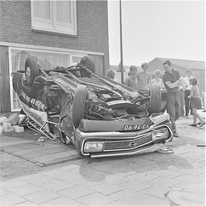 ‘De zon op uw tafel!’. En ook op de stoep hier bij de Zandstraat in ...