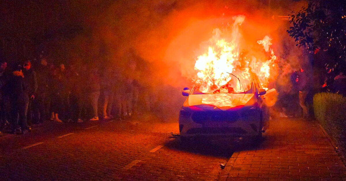 Onrustige nacht in Veen: politieauto in brand en drietal opgepakt voor ...