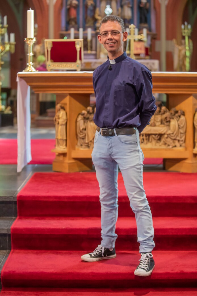 ‘Bloody hell’, dit is die nieuwe pastoor van Reusel | Kempen | ed.nl