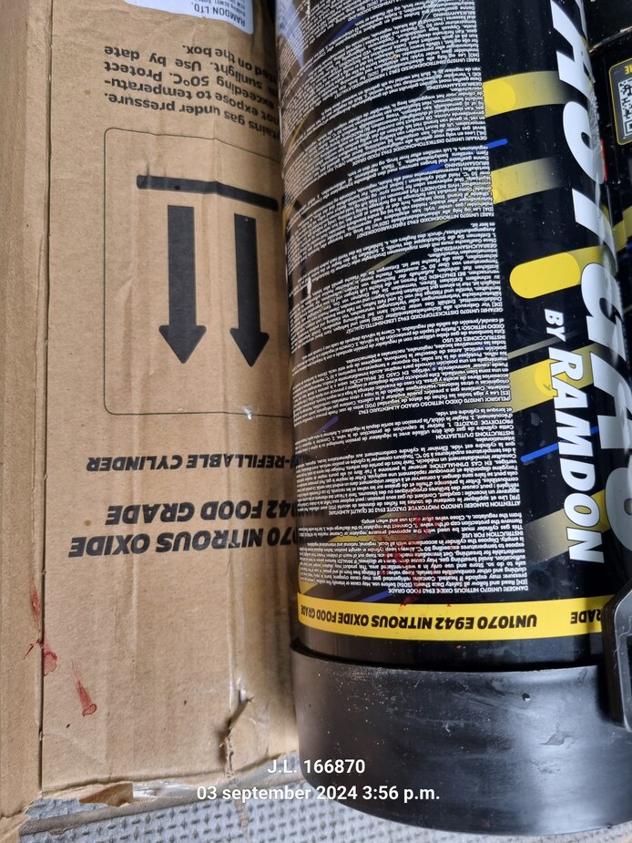 Auto botst frontaal tegen boom in Veldhoven, inzittenden gooien vlak voor crash nog ...