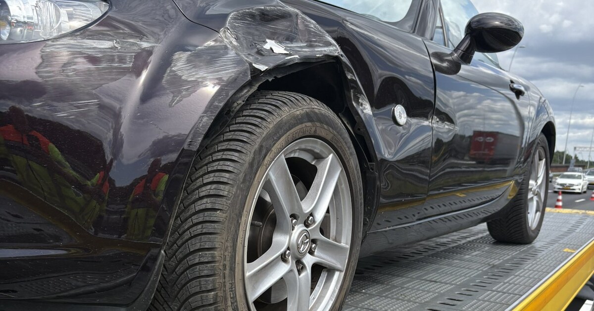 Auto zit klem onder vangrail na botsing met vrachtwagen op A2 bij ...