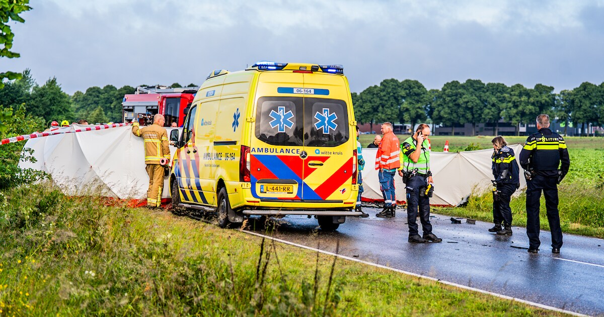 Twee doden bij frontale botsing: slachtoffers zijn 27 en 69 jaar | Binnenland | ED.nl