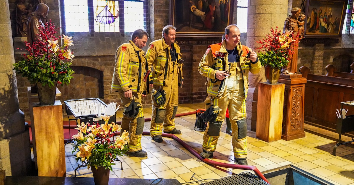 Brandweer pompt water uit Sint-Martinuskerk in Heeze, zware regenval ...