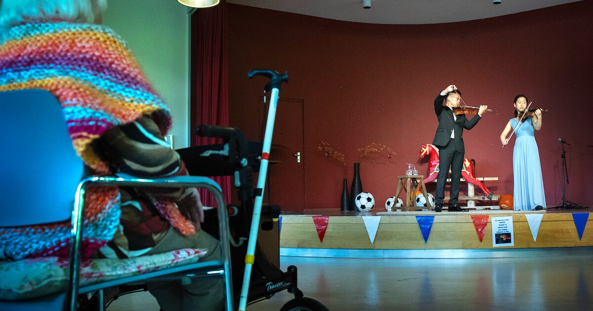 Muzikaal talent uit Los Angeles zorgt voor een lach in verzorgingshuis ...