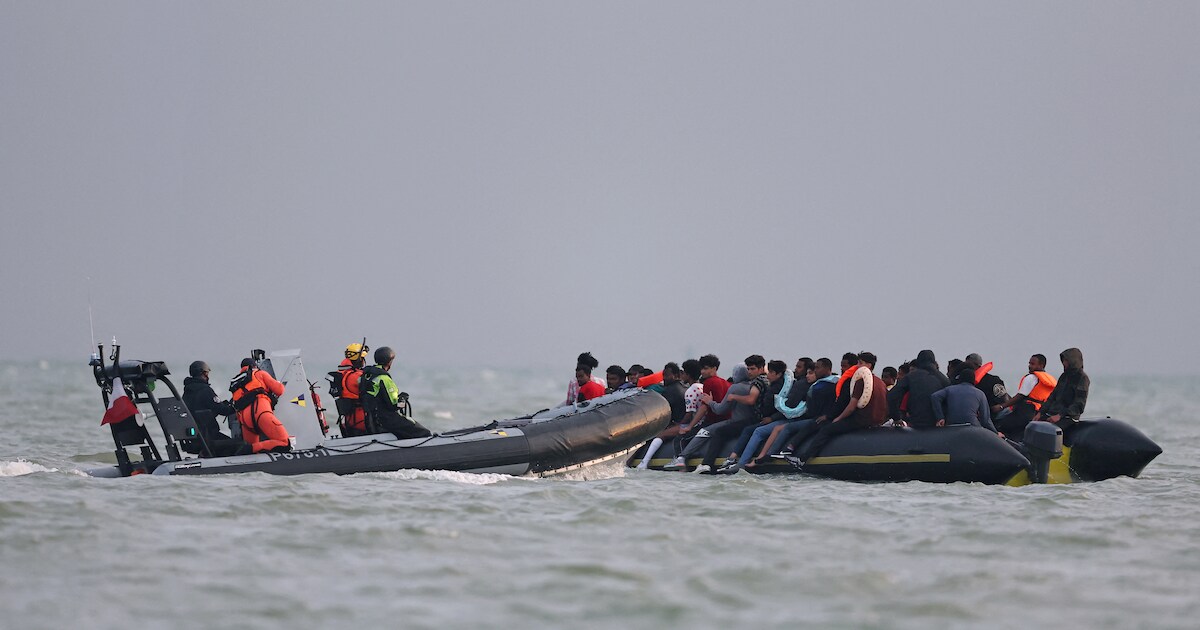 Verenigd Koninkrijk gaat migranten die Kanaal overstaken terug naar ...