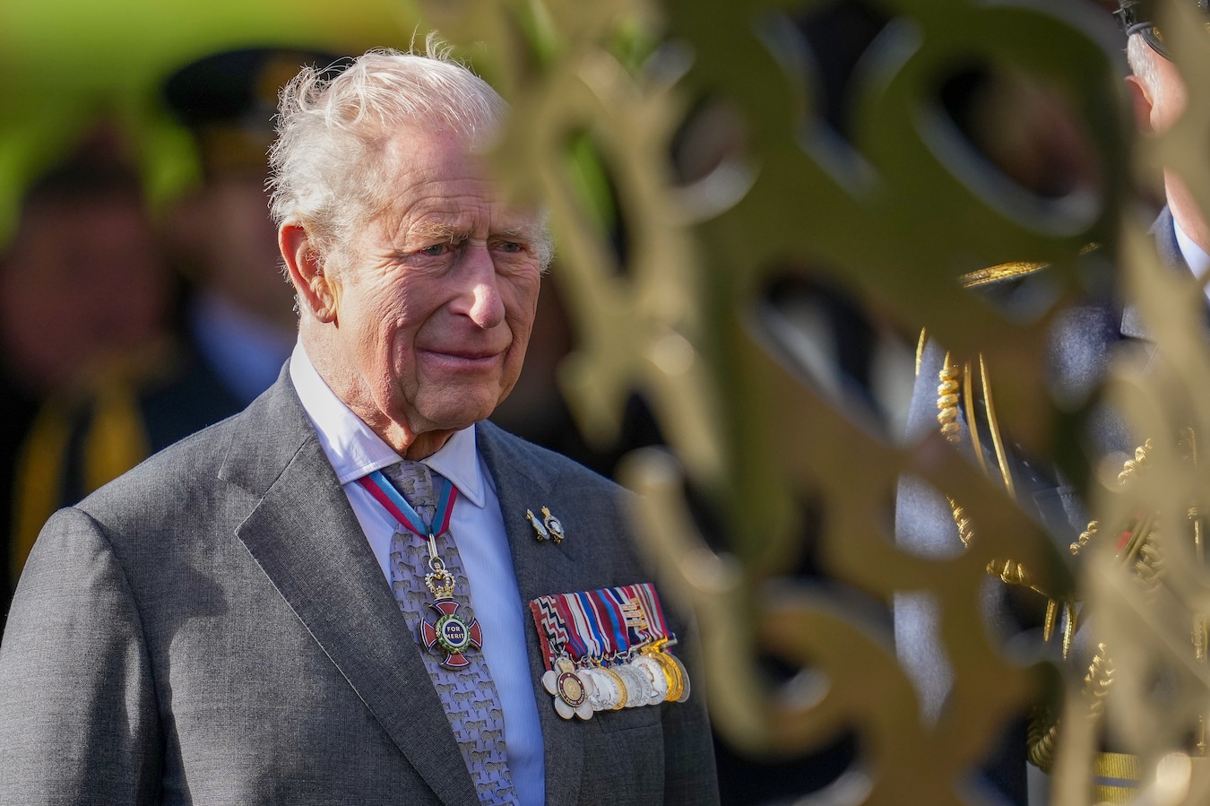 Koning Charles zwijgt over broer, Andrew zet in op twee huizen in ruil ...