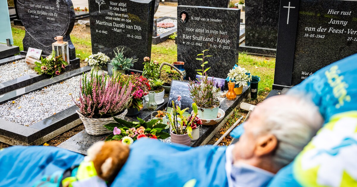 Chris (86) zat drie keer per dag bij het graf van zijn vrouw Riet ...