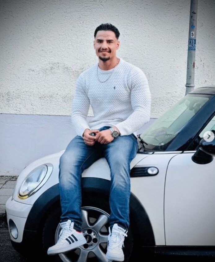 Een bodybuilder met dure kleren en auto’s: dit is Farhad N. (24 ...