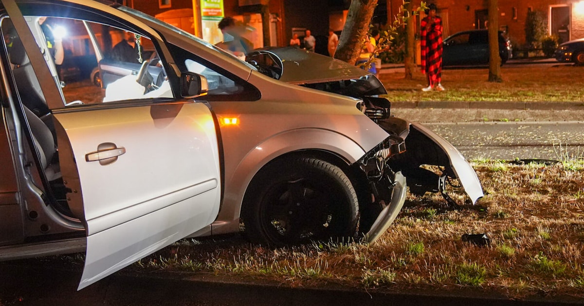 Auto rijdt van weg af en botst frontaal op boom in Helmond, asfalt ...