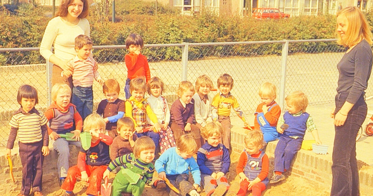 Schoolkinderen met juffen in de zandbak | Regio | ED.nl